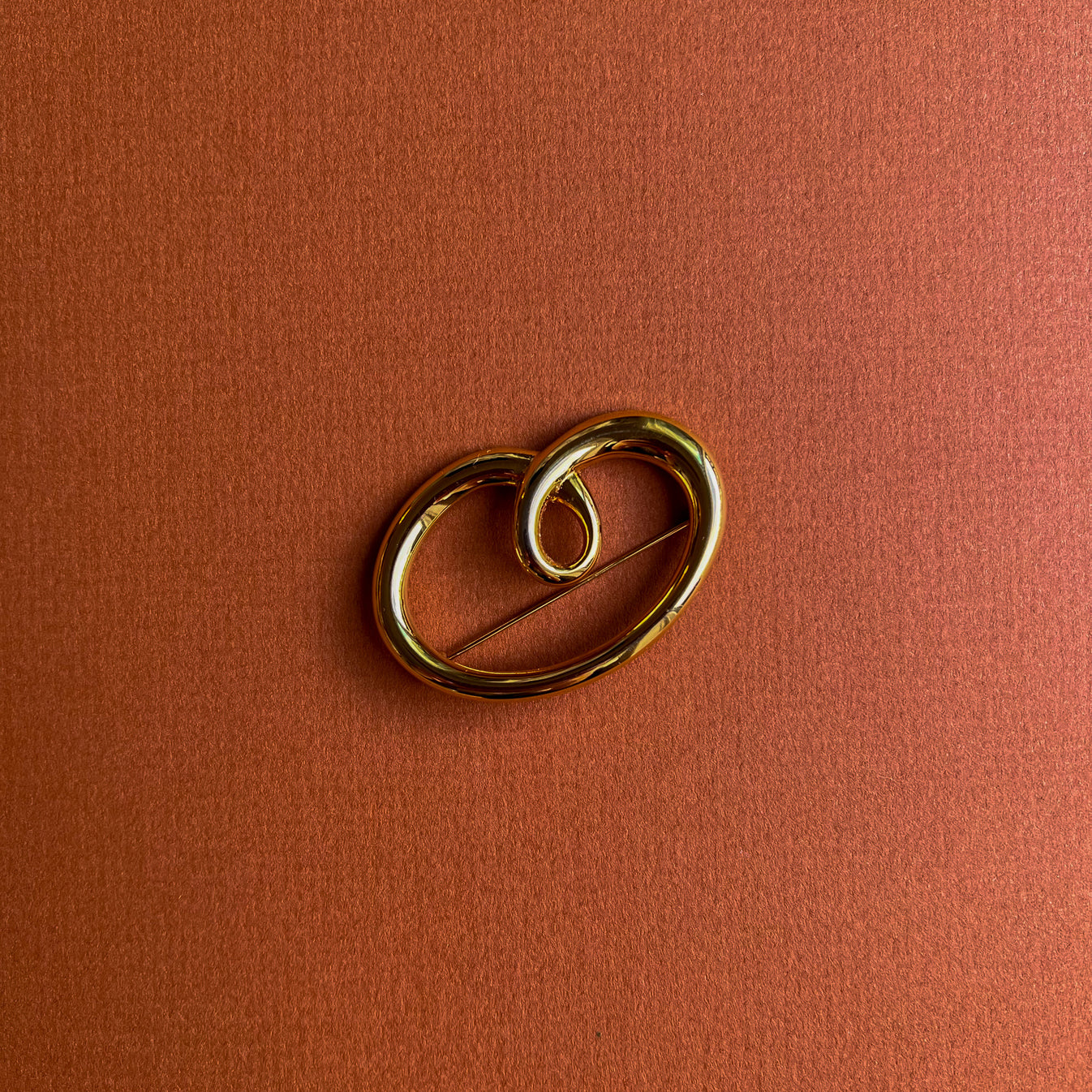 Darling 1980s Gold Loop Brooch – Studio Gloria Vintage