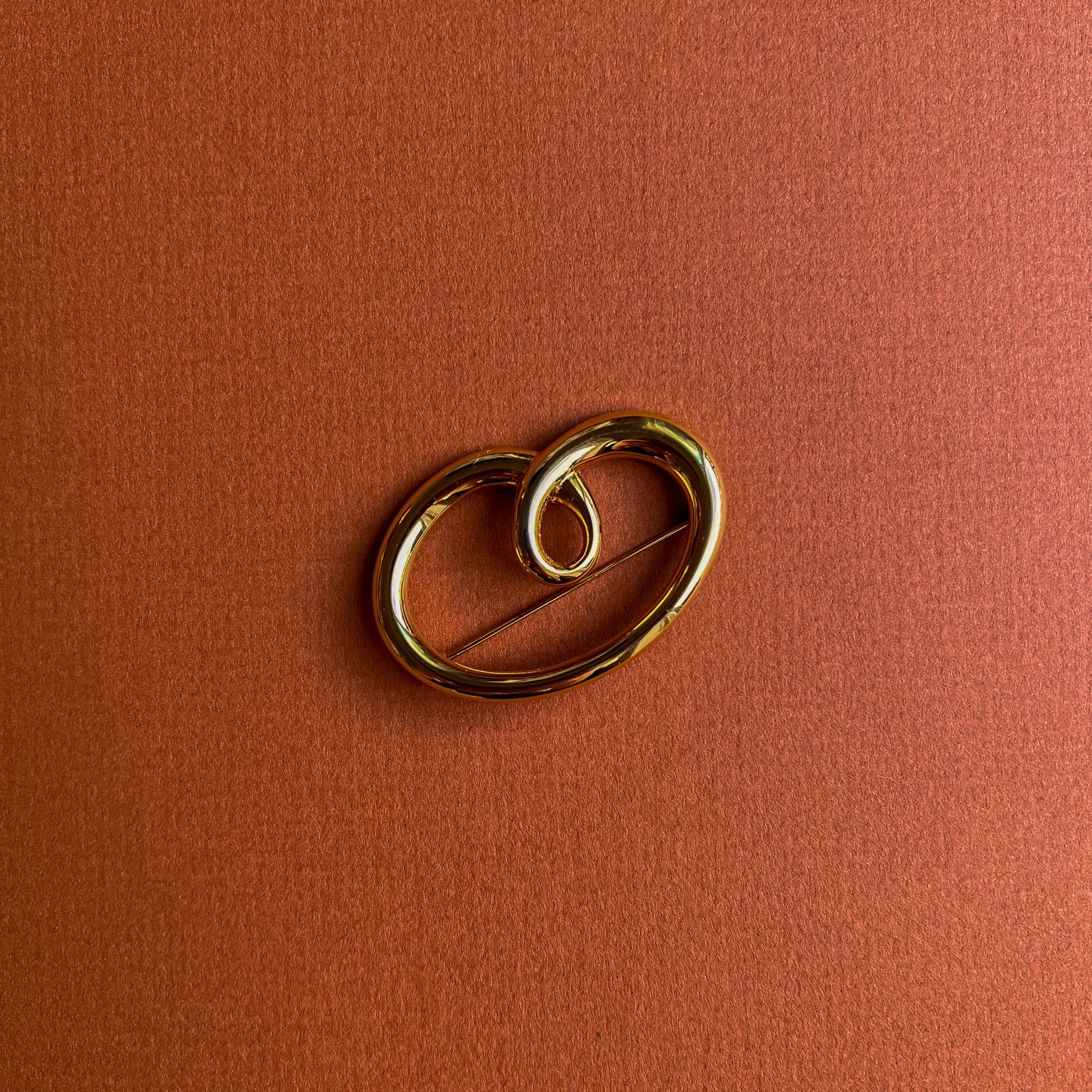 Darling 1980s Gold Loop Brooch – Studio Gloria Vintage