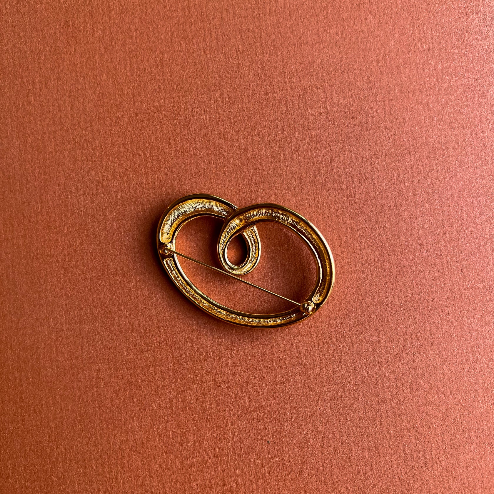 Darling 1980s Gold Loop Brooch – Studio Gloria Vintage