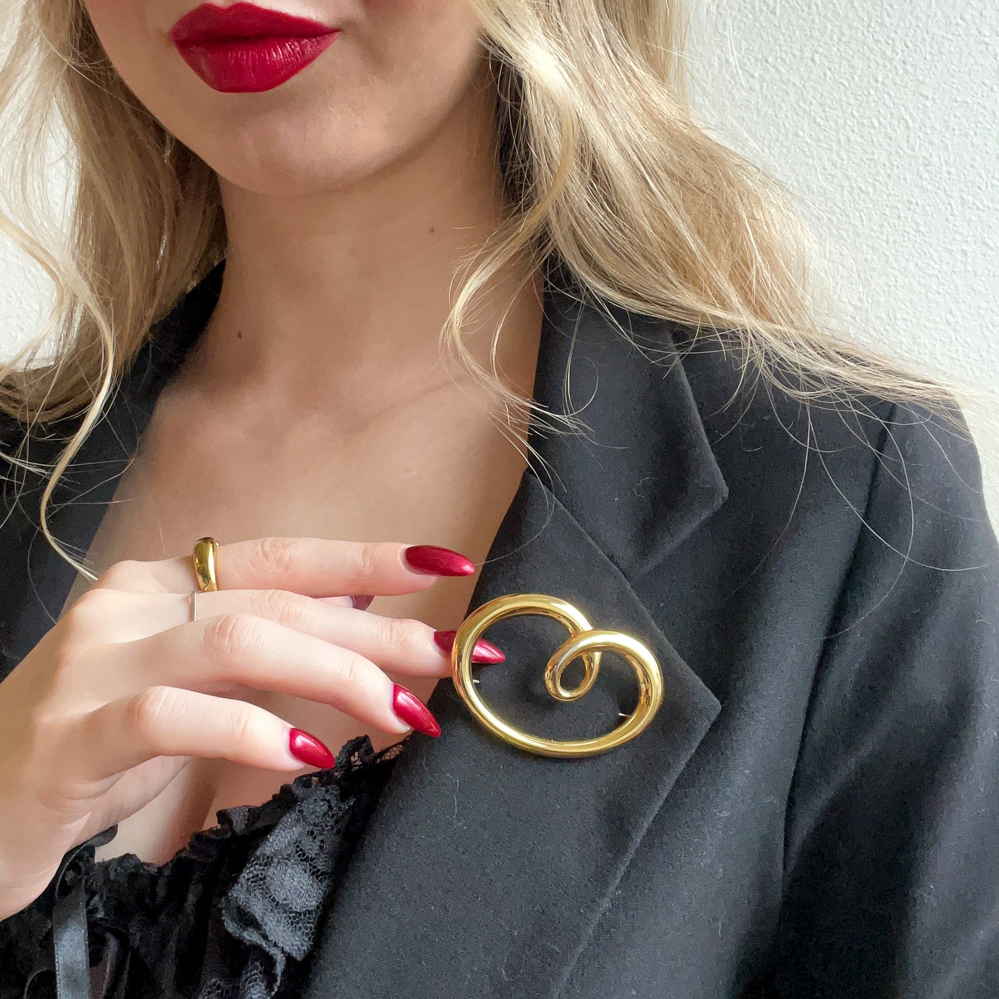 Darling 1980s Gold Loop Brooch – Studio Gloria Vintage